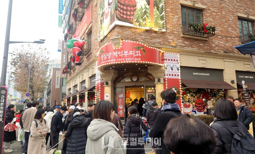 ‘딸기시루를 잡아라’ 성심당 주변 새벽부터 북새통