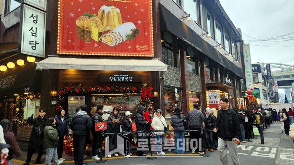‘딸기시루를 잡아라’ 성심당 주변 새벽부터 북새통