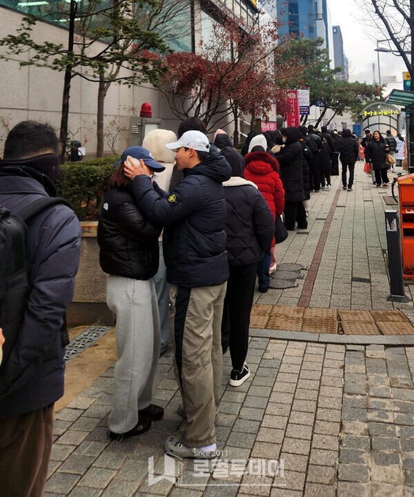 ‘딸기시루를 잡아라’ 성심당 주변 새벽부터 북새통