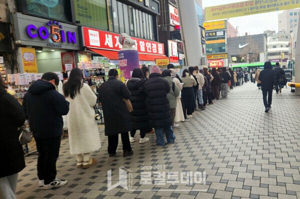 ‘딸기시루를 잡아라’ 성심당 주변 새벽부터 북새통